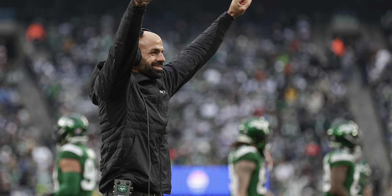 Jets owner says coach Robert Saleh and GM Joe Douglas will be back next ...