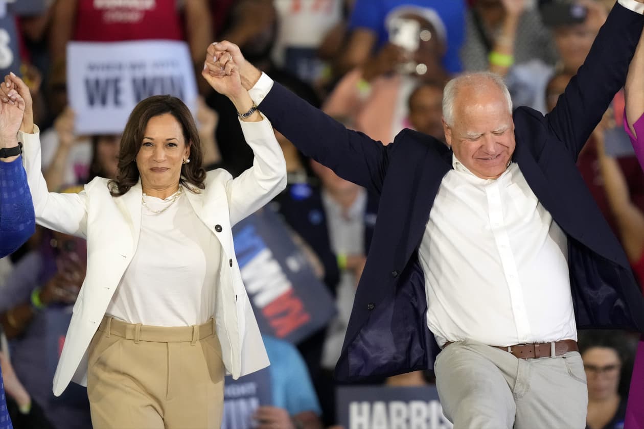 Harris and Walz show support for organized labor with rally at Detroit ...