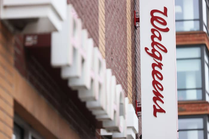 Walgreens’ stock turns sharply lower after dividend halved to bolster ...