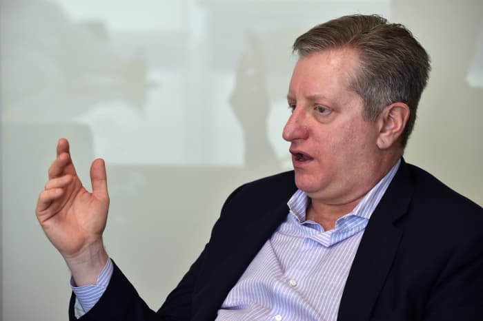 'Big Short' investor Steve Eisman says Fed shouldn't cut rates now ...