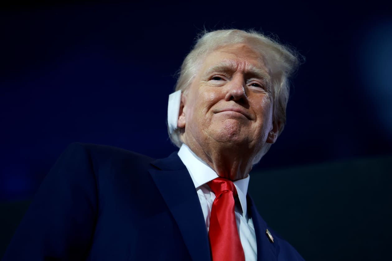 Trump secures GOP nomination, cheered at RNC as he appears with ...