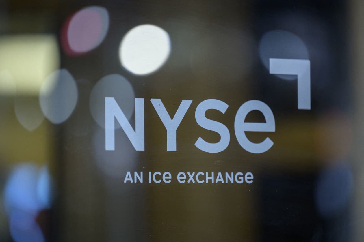 Dow surges 520 points to post highest close in nearly 2 years, stocks ...