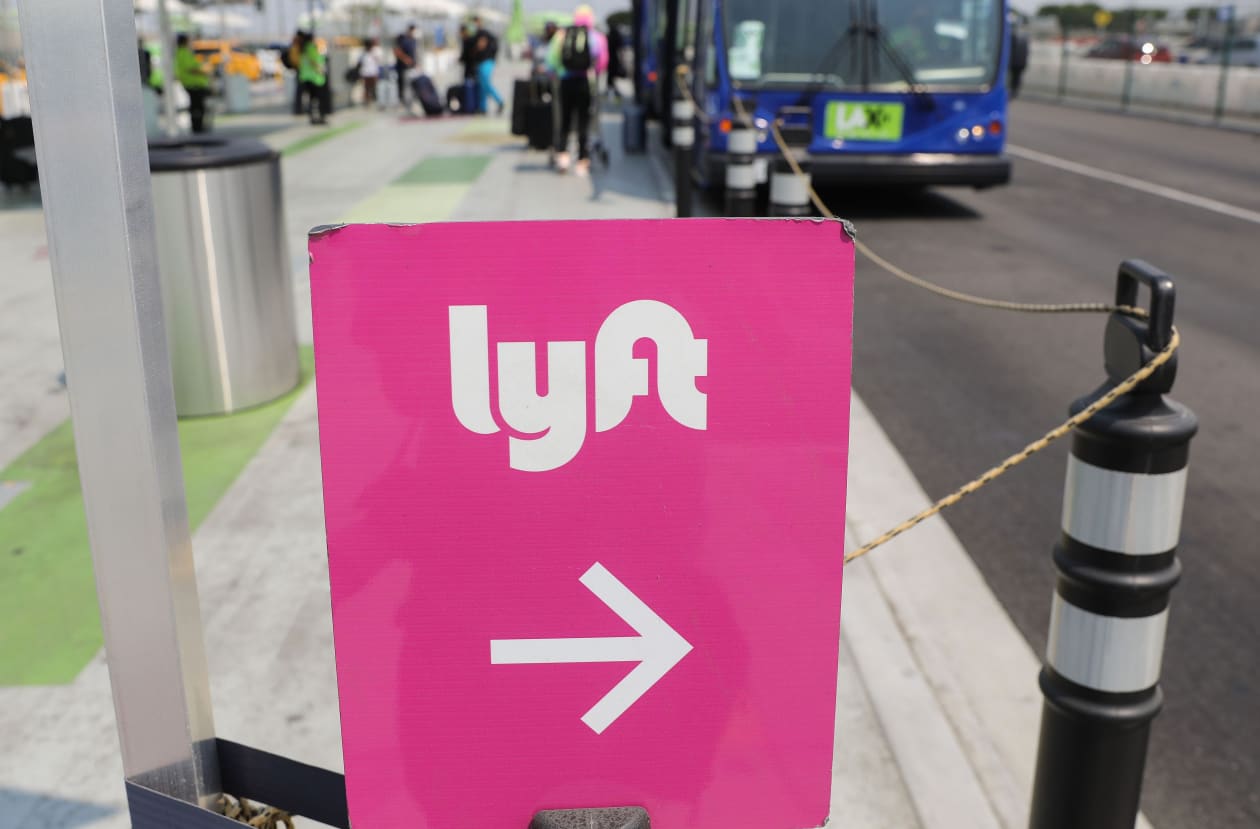 Lyft stock sinks as forecast falls short of estimates, while new CEO ...