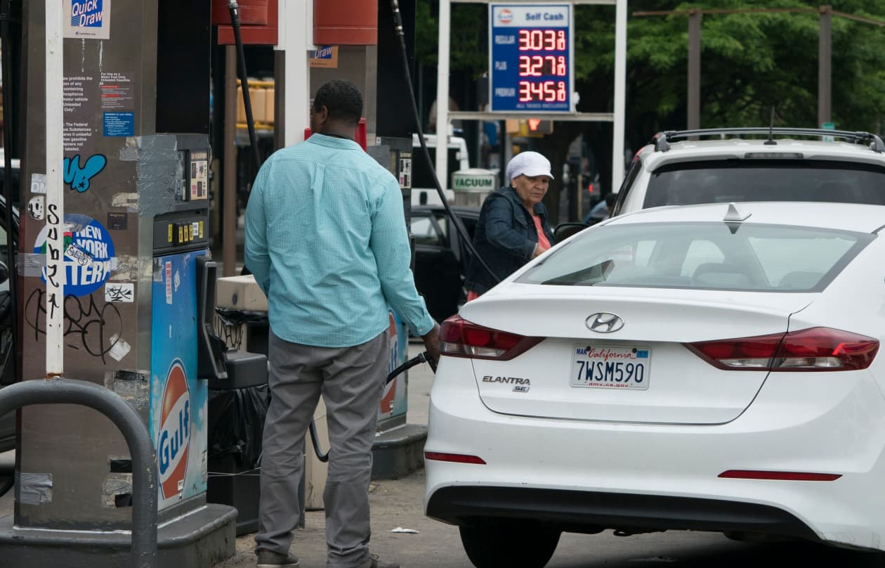 Gasoline prices fall to 2023 low and may fall below $3 per gallon amid record U.S. oil ...
