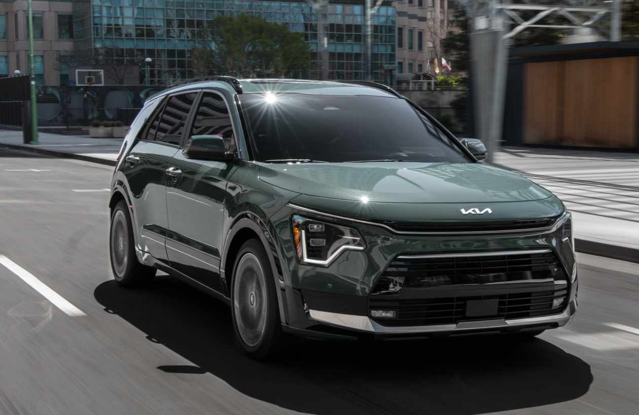The 2025 Kia Niro: This compact hybrid SUV gets 53 mpg, starts under ...