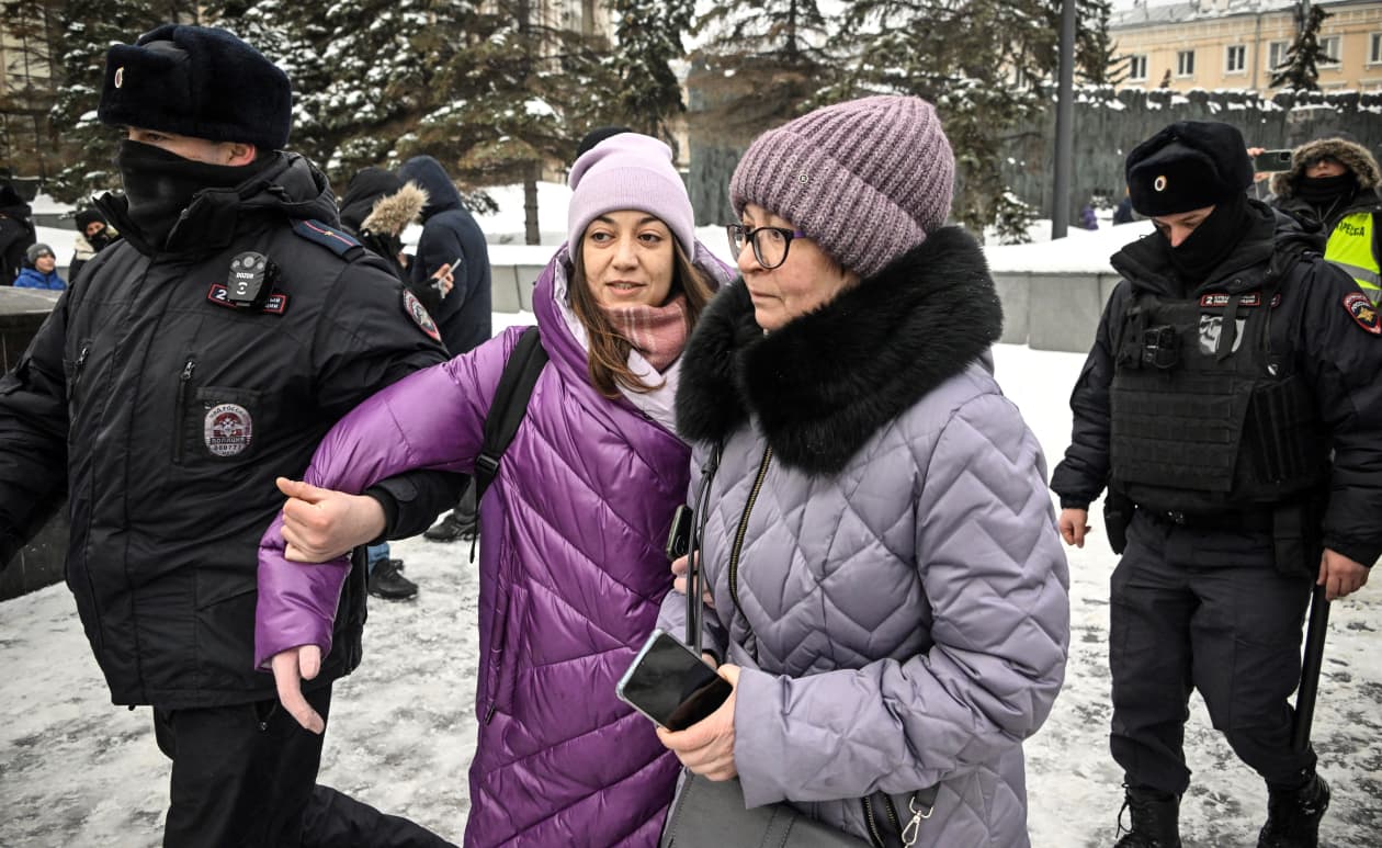 Hundreds detained in Russia as mourners pay tribute to Putin foe Alexei ...