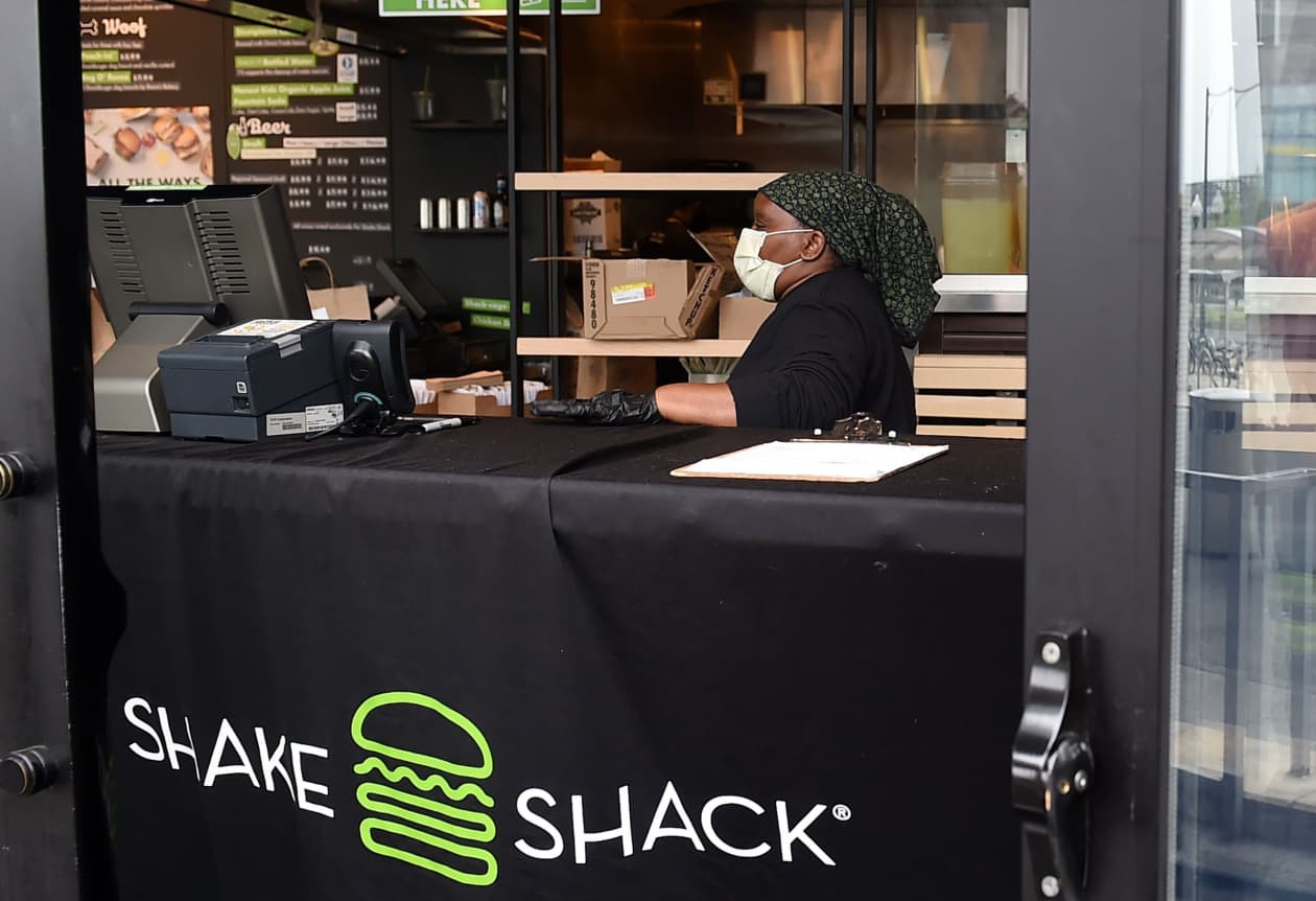 Shake Shack launches search for new chief executive, keeps guidance for ...