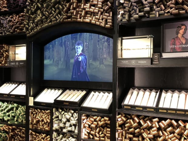 Here’s a sneak peek at the Harry Potter New York store, featuring wand ...