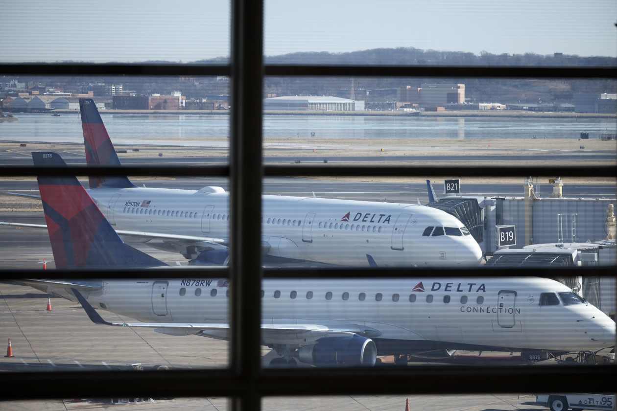 Delta cuts its once-rosy outlook. Here’s what’s worrying the airline ...