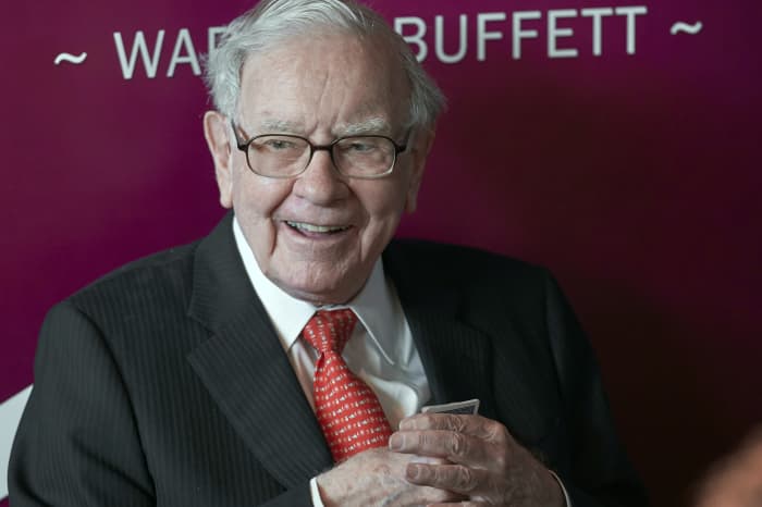 Opinion: How 'washed up...old man' Warren Buffett is getting the last ...