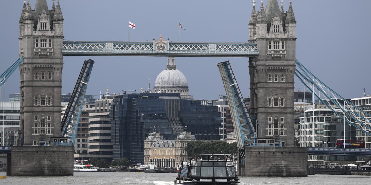 London’s Tower Bridge is stuck open due to a technical fault - MarketWatch