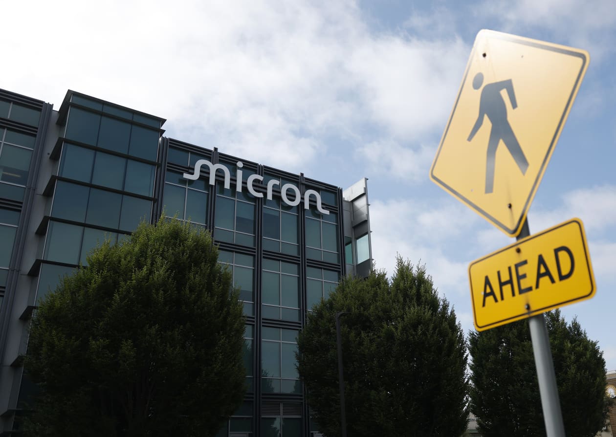 This Micron stock chart is sending an ominous signal, if history is any ...