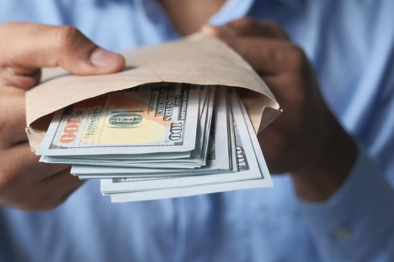 Robinhood rolls out same-day cash delivery to your door so you don’t ...