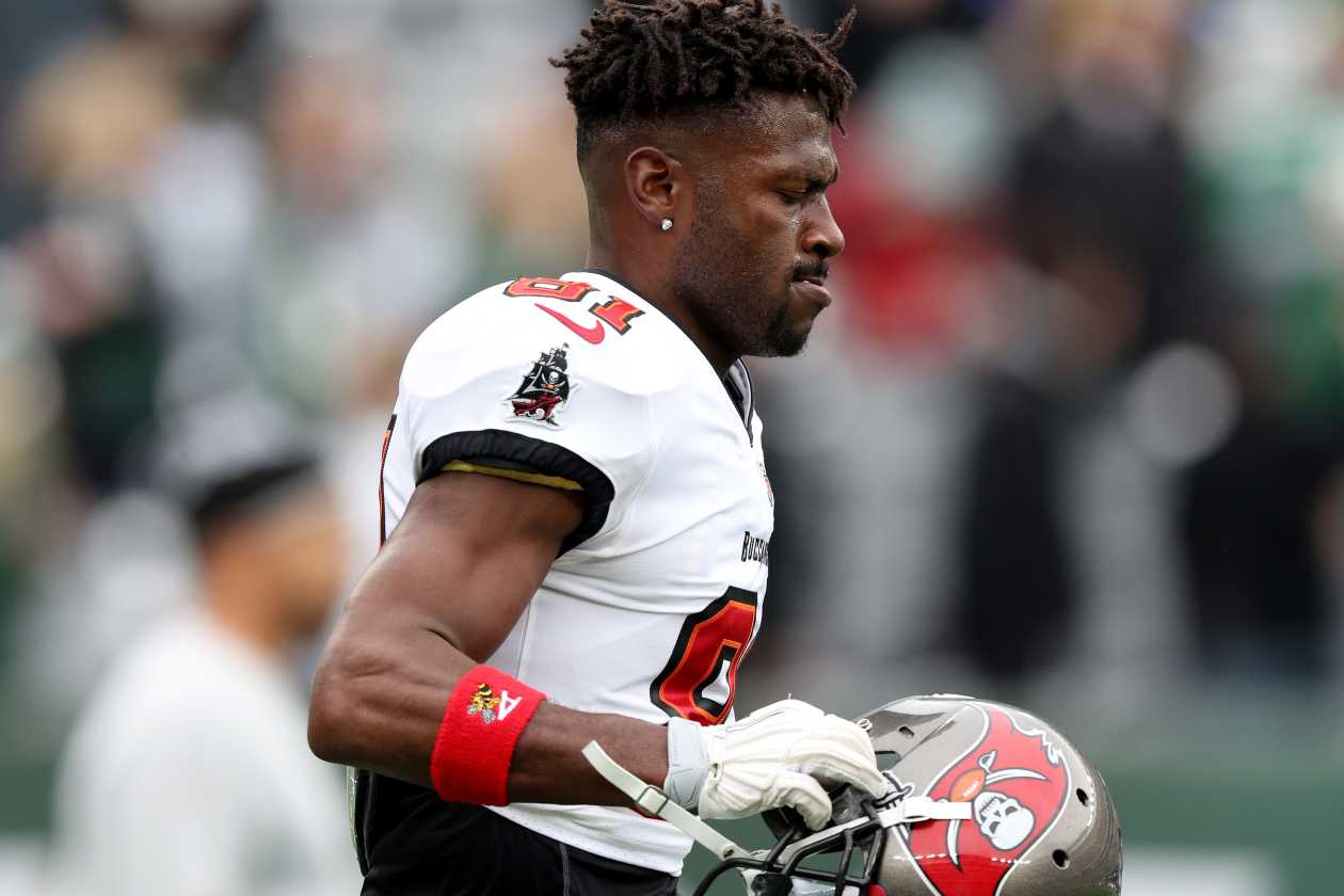 Bucs kick Antonio Brown off team after shirtless receiver walks off ...