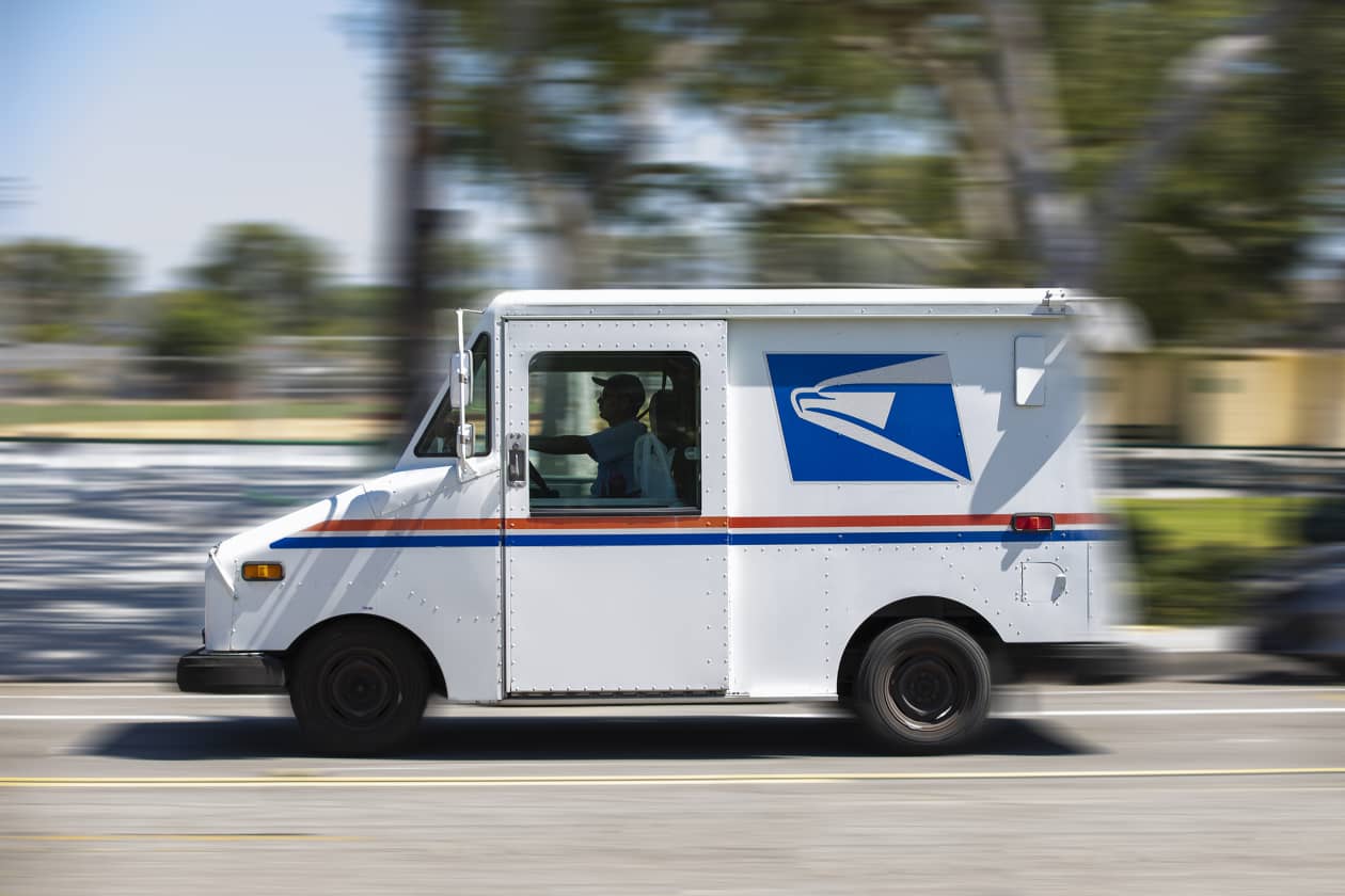 U.S. Postal Service plans to cut 10,000 workers, agrees to work with ...
