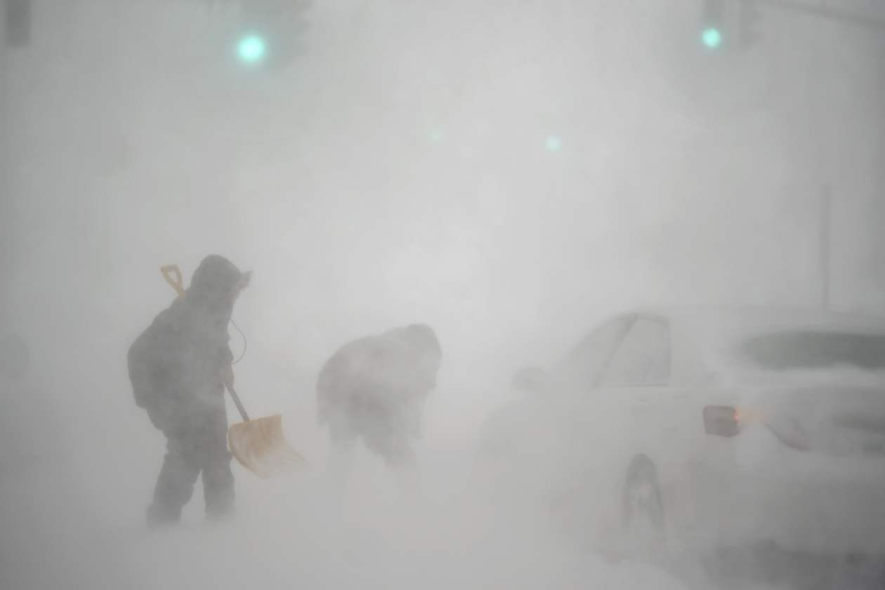 Winter storm lashes U.S. East Coast with deep snow, high winds ...