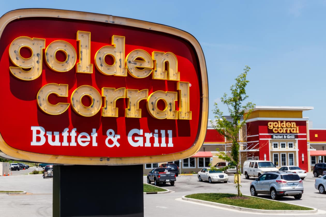 Watch: 40-person brawl breaks out in Golden Corral over reported steak ...