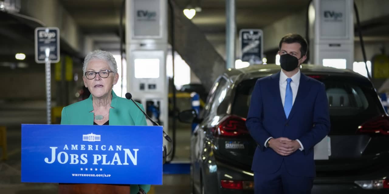 Biden tells states to roll ahead with electric-vehicle charging network ...