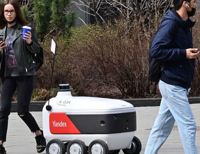 Grubhub pulls Russian-made delivery robots from college campuses ...