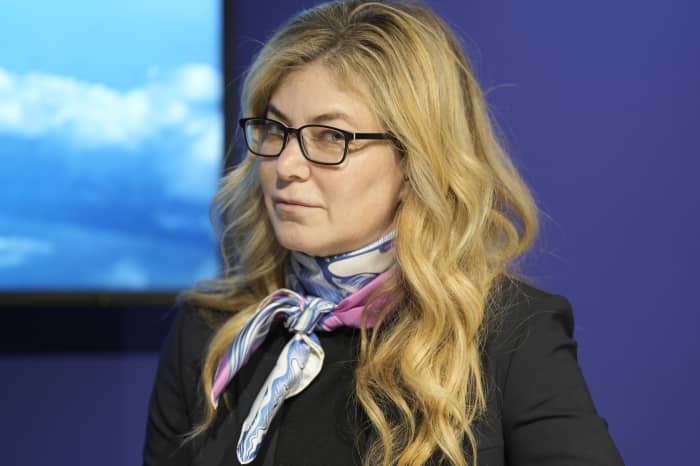 Boeing promotes Stephanie Pope to COO, putting her in the mix for next ...