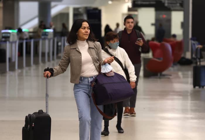Airlines drop mask mandate: Watch as some cheer the rule change ...