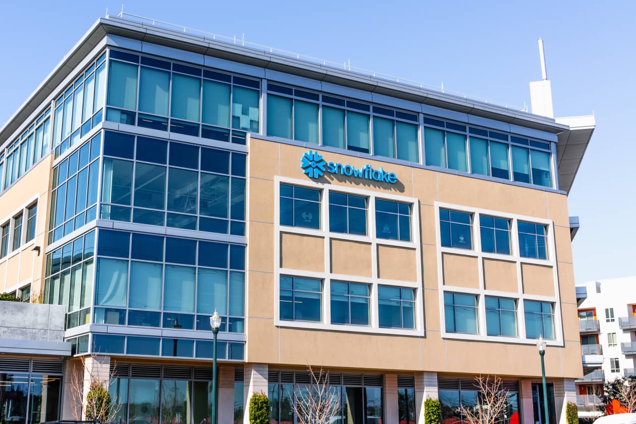 Snowflake’s stock blasts off, fueled by AI acceleration and deeper ...