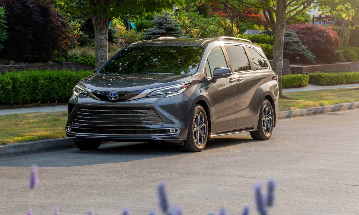 It’s a living room on wheels: The 2025 Toyota Sienna hybrid minivan ...