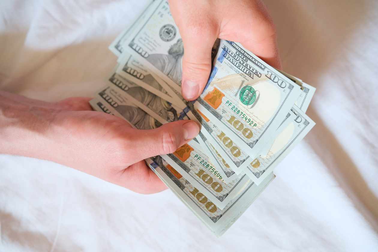 2 banks are offering $10,000 for signing up for an account — plus 8 ...