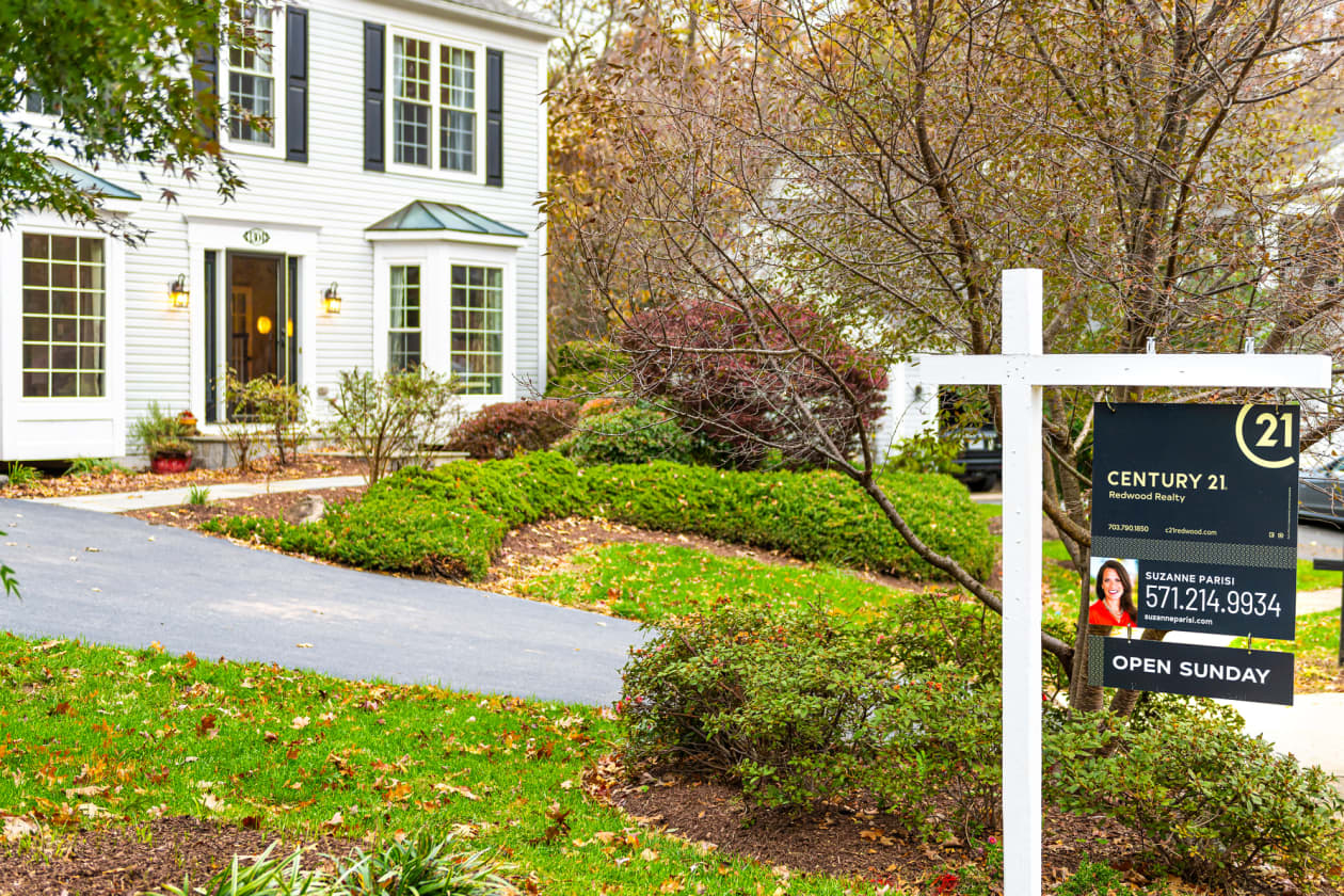 ‘Flatlined’ — or not? 5 economists and real estate pros on what will ...