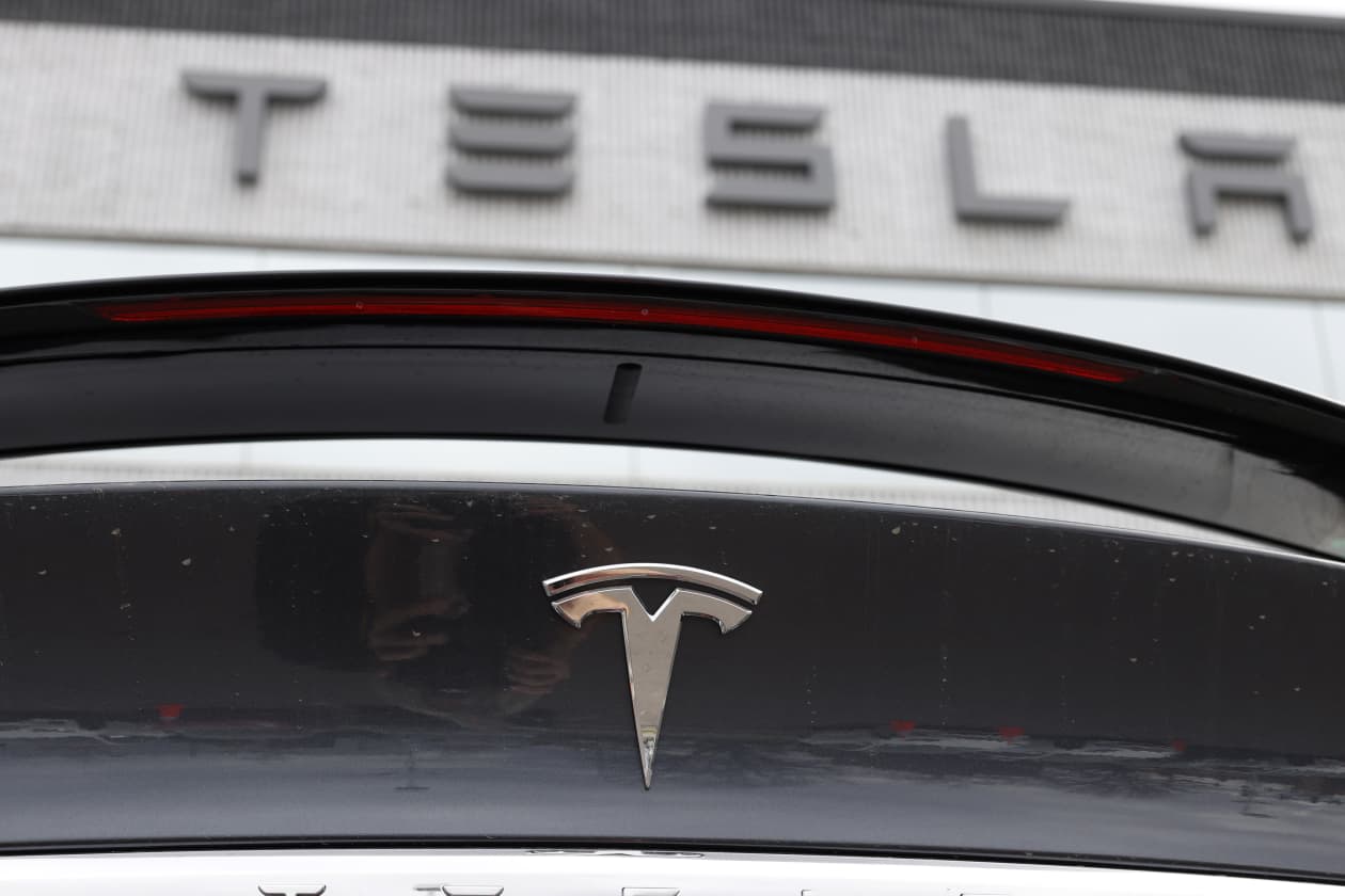 Tesla’s second-quarter sales drop amid supply-chain and other pandemic ...