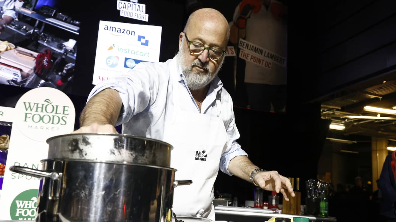 'Bizarre Foods' chef Andrew Zimmern dishes on why he never eats oatmeal ...