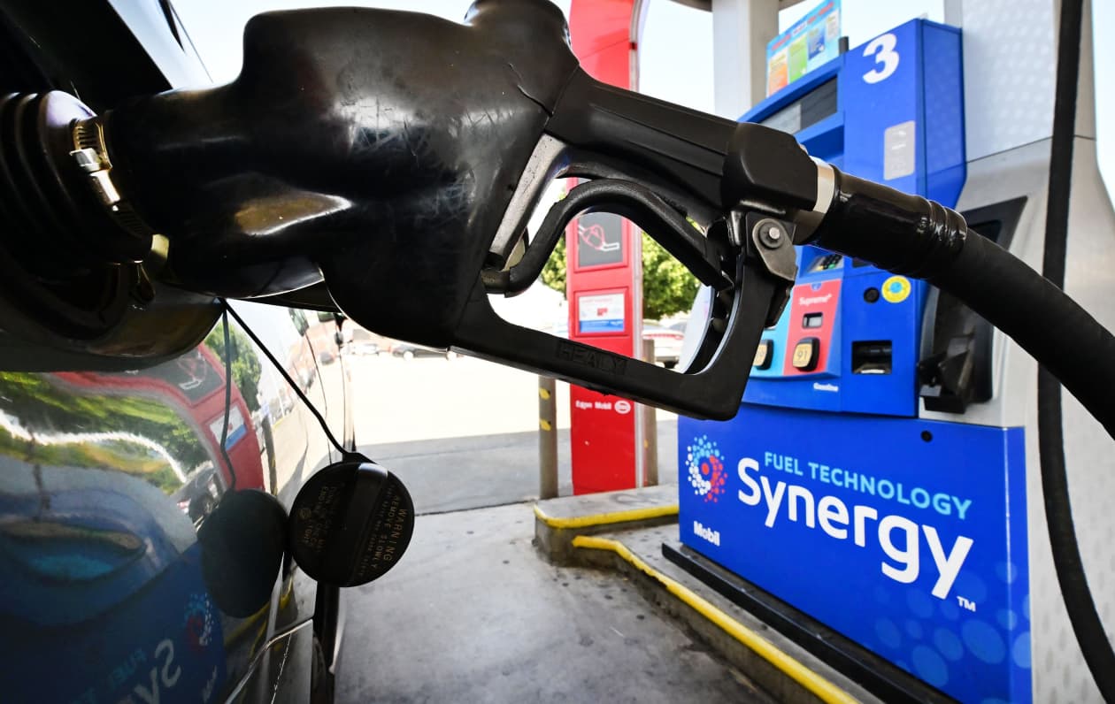 Consumer confidence rises for first time in four months on cheaper gas ...