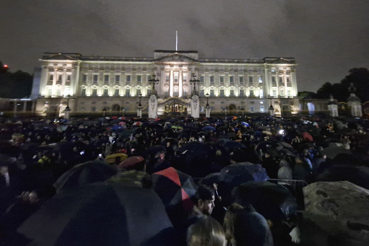 Opinion: Grieving crowd gathers outside Buckingham Palace, much as one ...