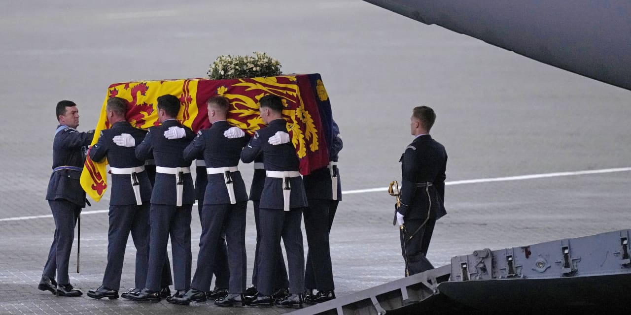 Queen Elizabeths Final Flight Was The Most Watched Plane Of All Time