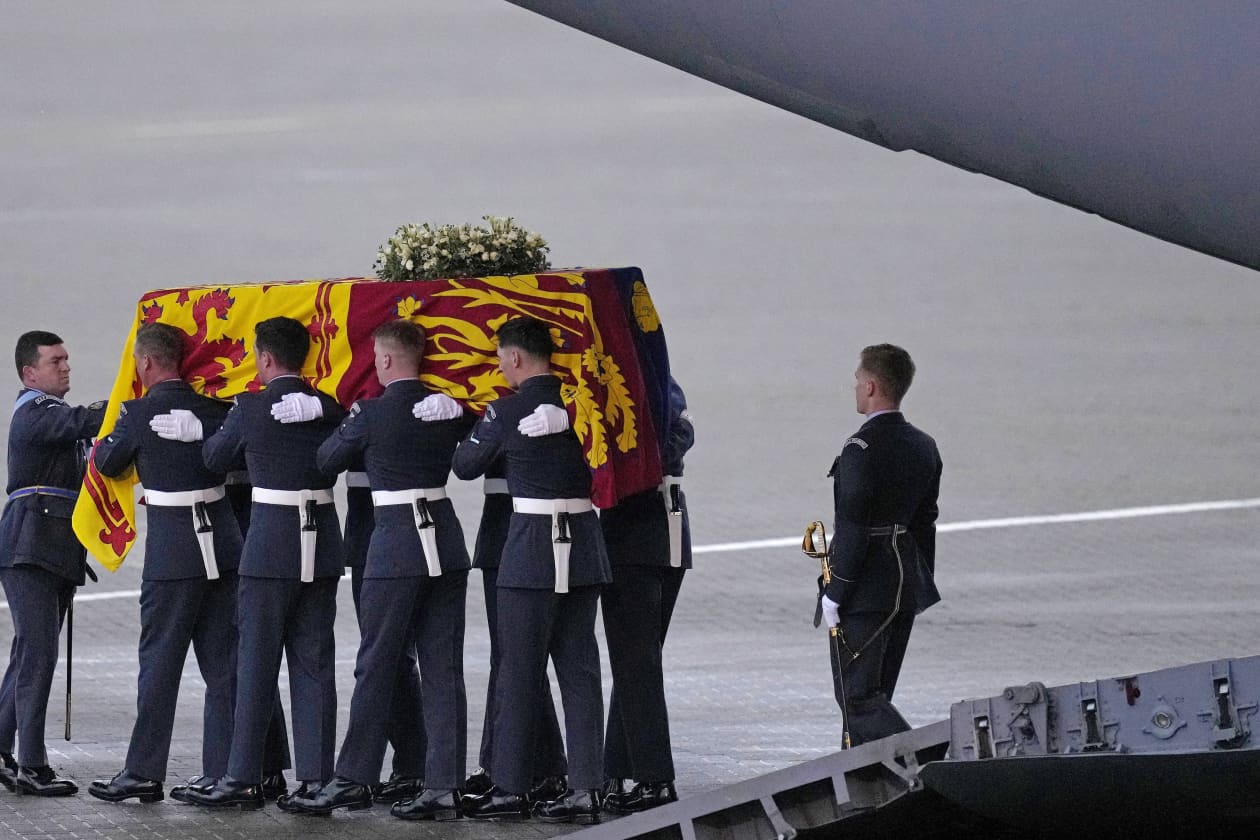 Queen Elizabeth’s final flight was the most-watched plane of all time ...