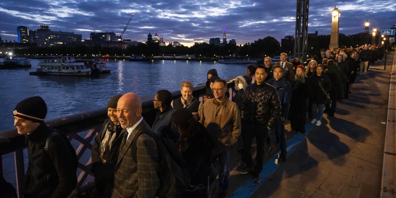 Queue for viewing of queen’s coffin ‘paused’ as wait hits 14 hours ...