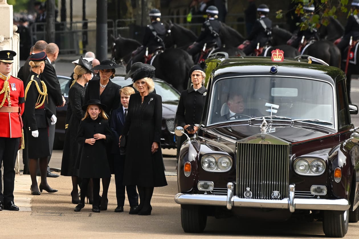Queen’s coffin en route to Windsor as crowds line streets and throw ...