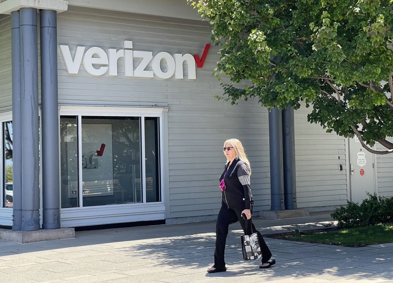 Verizon stock gets an upgrade amid ‘overly negative’ sentiment and a ...