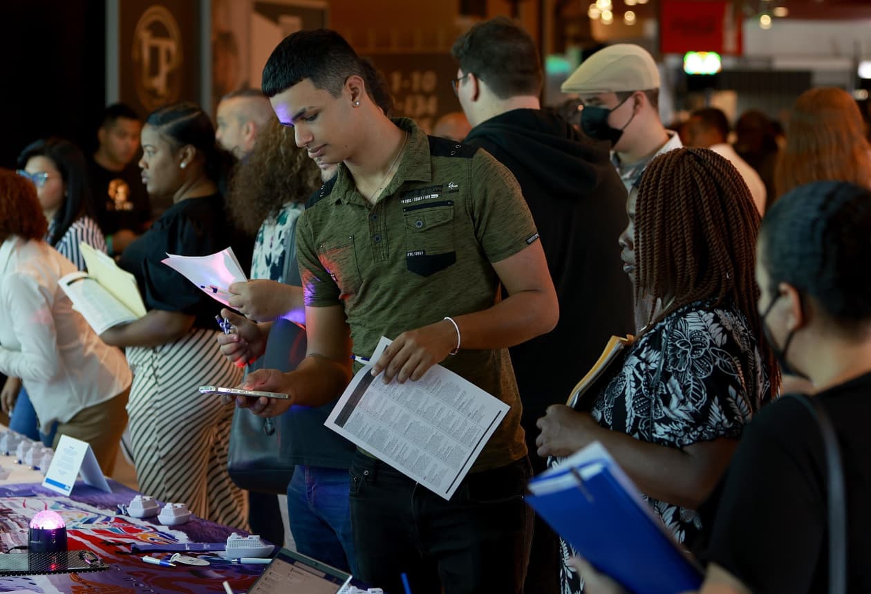 U.S. private sector job growth steady in September, ADP says - MarketWatch