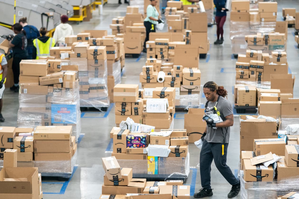 Amazon closes below $1 trillion valuation for the first time since 2020 ...