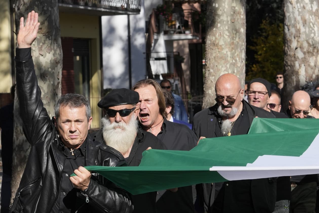 Thousands of fascist sympathizers march in Italy to commemorate ...