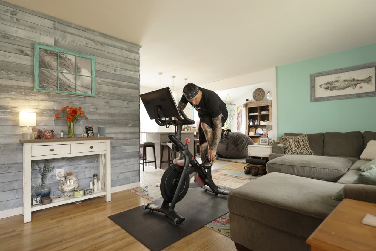 Peloton is losing money again as subscriptions keep falling. The stock ...
