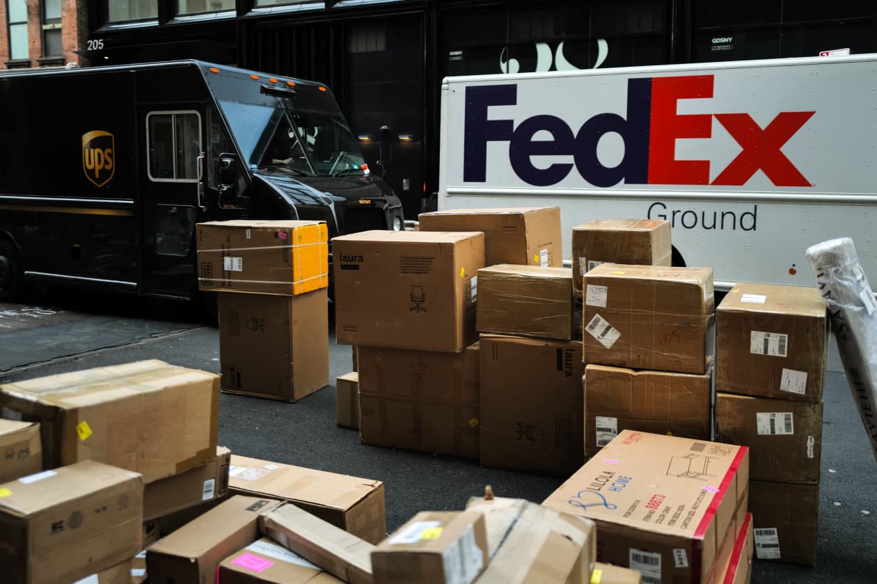 FedEx’s stock dips and UPS flat as USPS makes changes to its air cargo ...