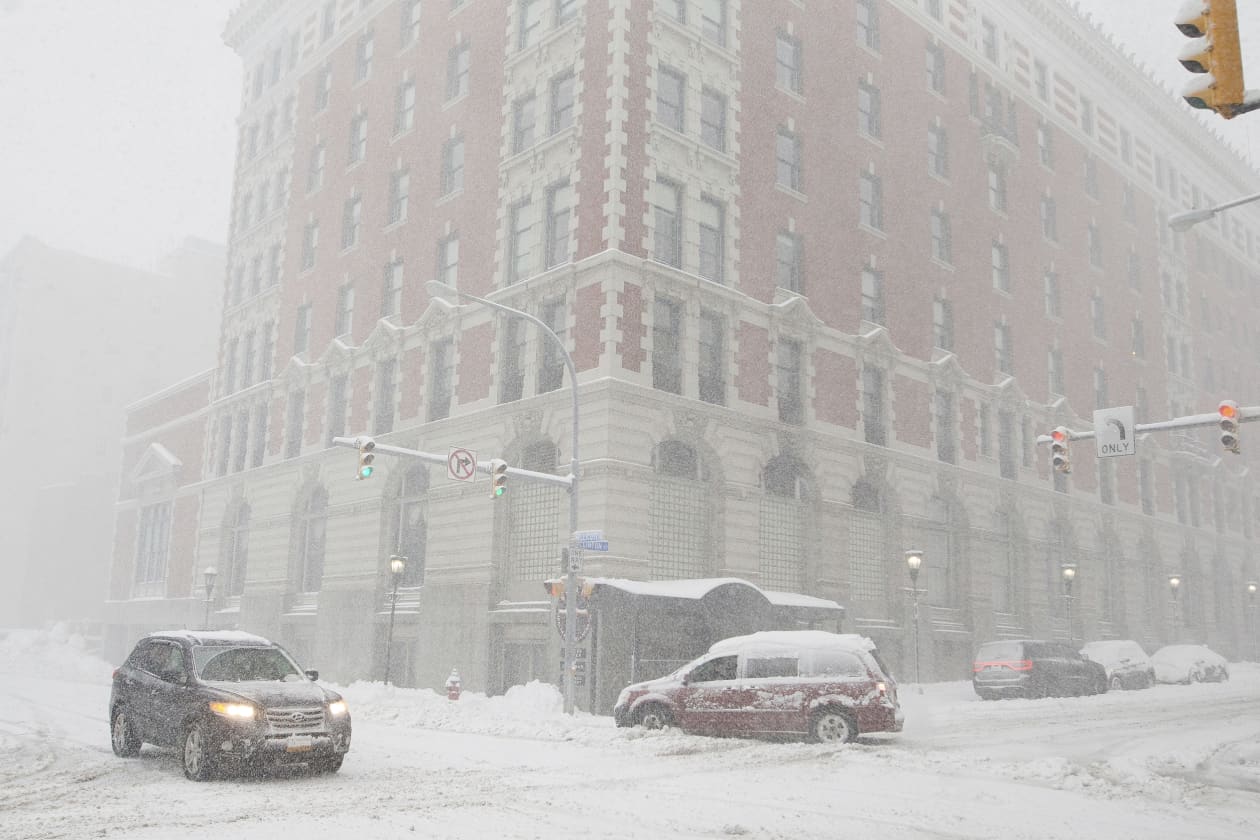 ‘Thundersnow’ in Buffalo as lake effect dumps multiple feet of snow on ...