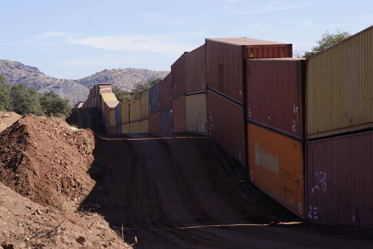 Arizona stacked shipping containers as a makeshift border wall ...