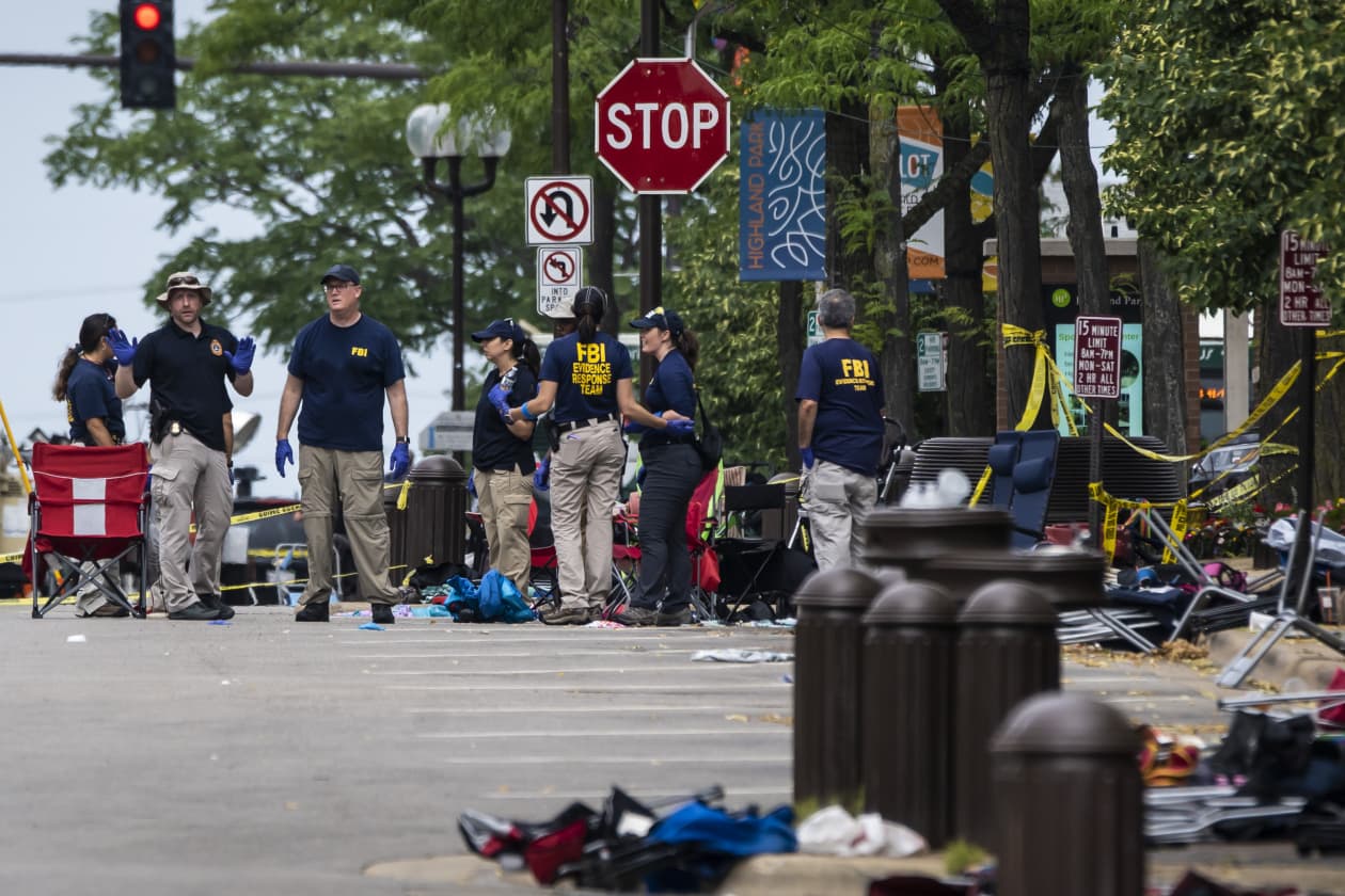 Suspect’s father charged in Highland Park July 4 parade mass shooting ...