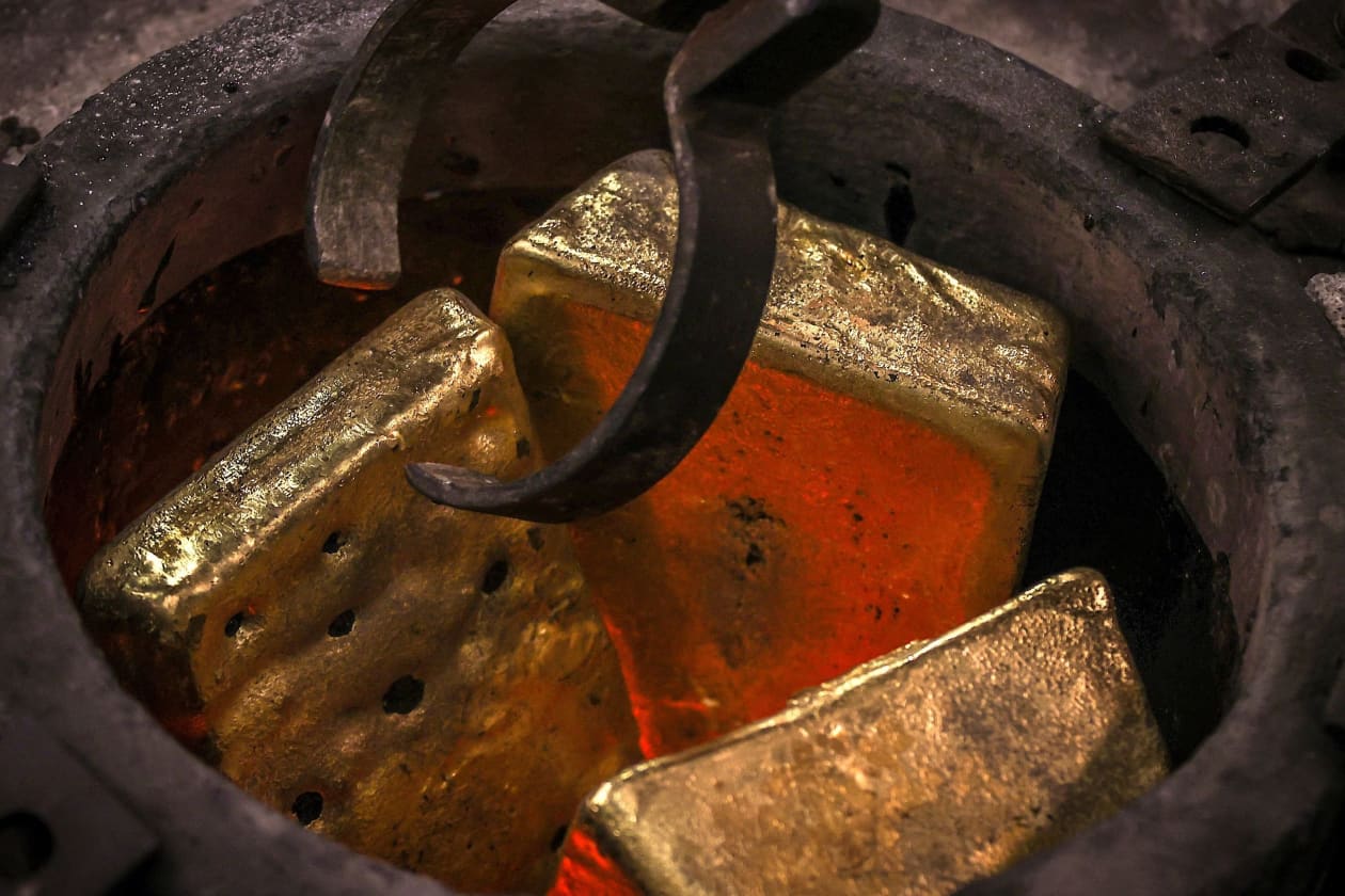 Gold edges higher to hold at highest finish since April - MarketWatch