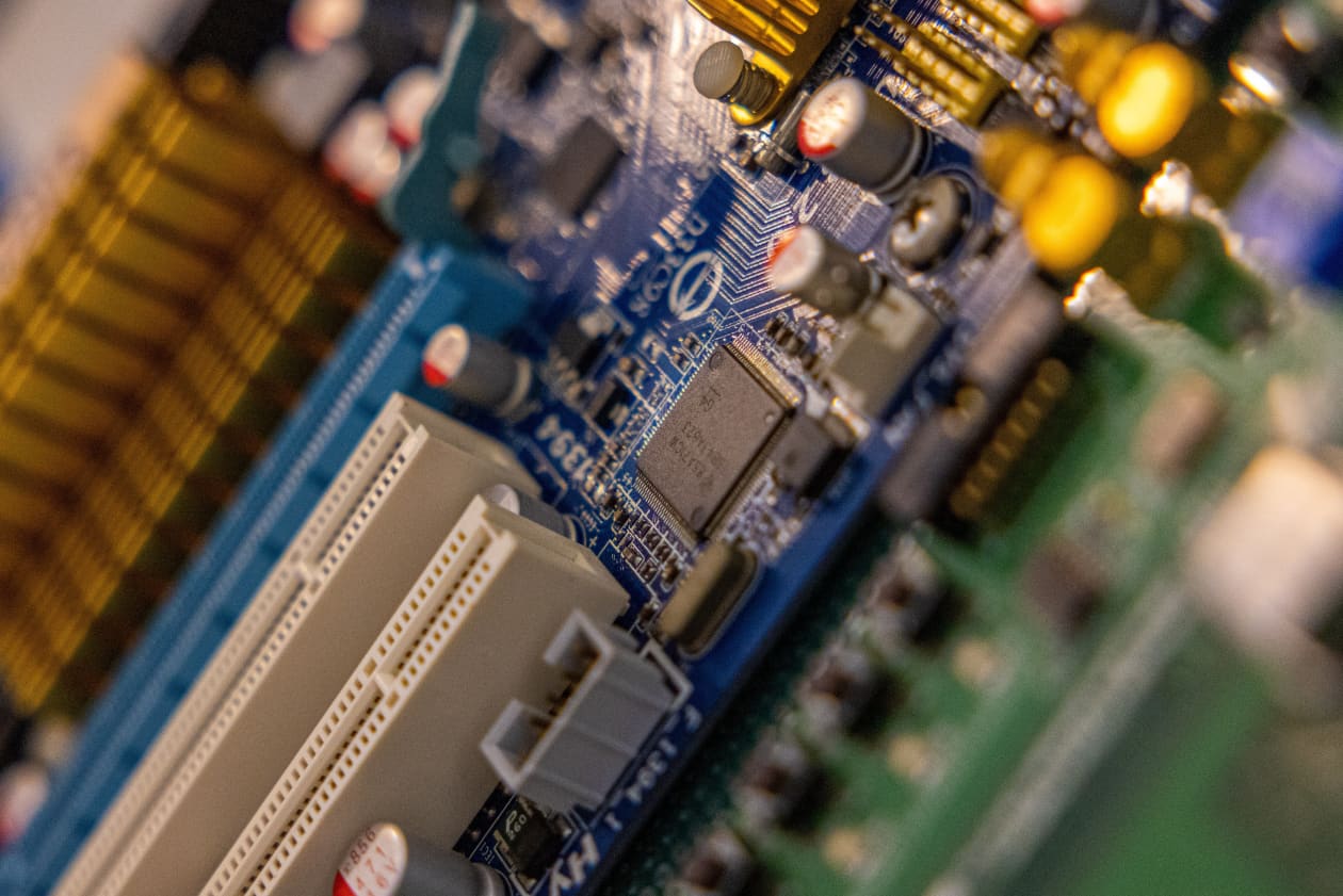 The tech hardware industry is full of red flags, and this analyst sees ...