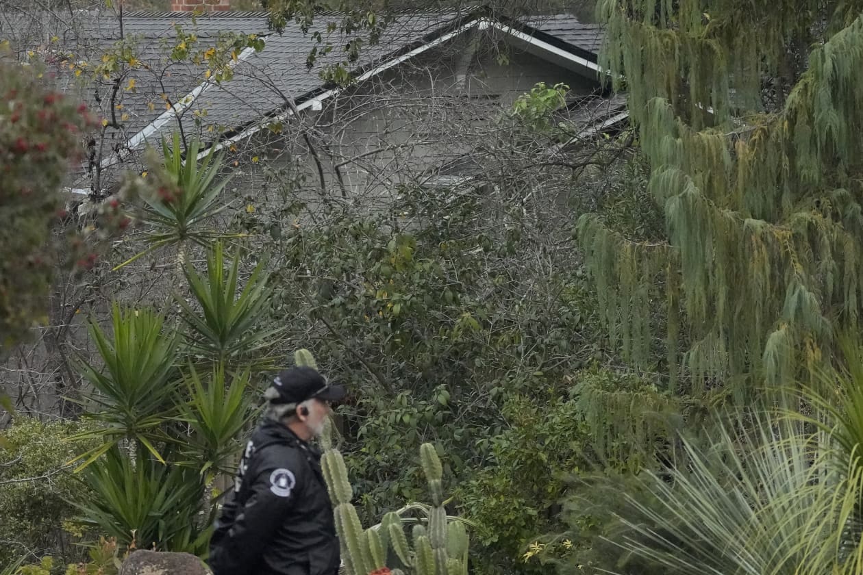 Sam Bankman-Fried’s lawyers say car drove into barricade at parents ...