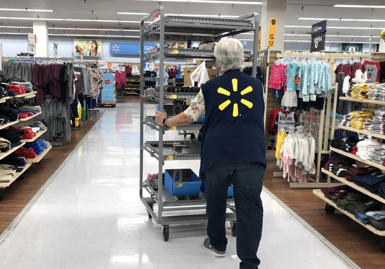 Walmart pay raise shows labor market remains strong — and may be adding ...